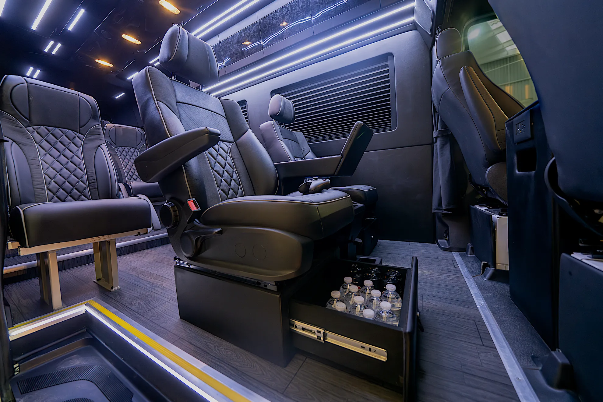 ROYAL VAN – DISEÑOS HECHOS POR ARTISTAS EN VANS DE LUJO.