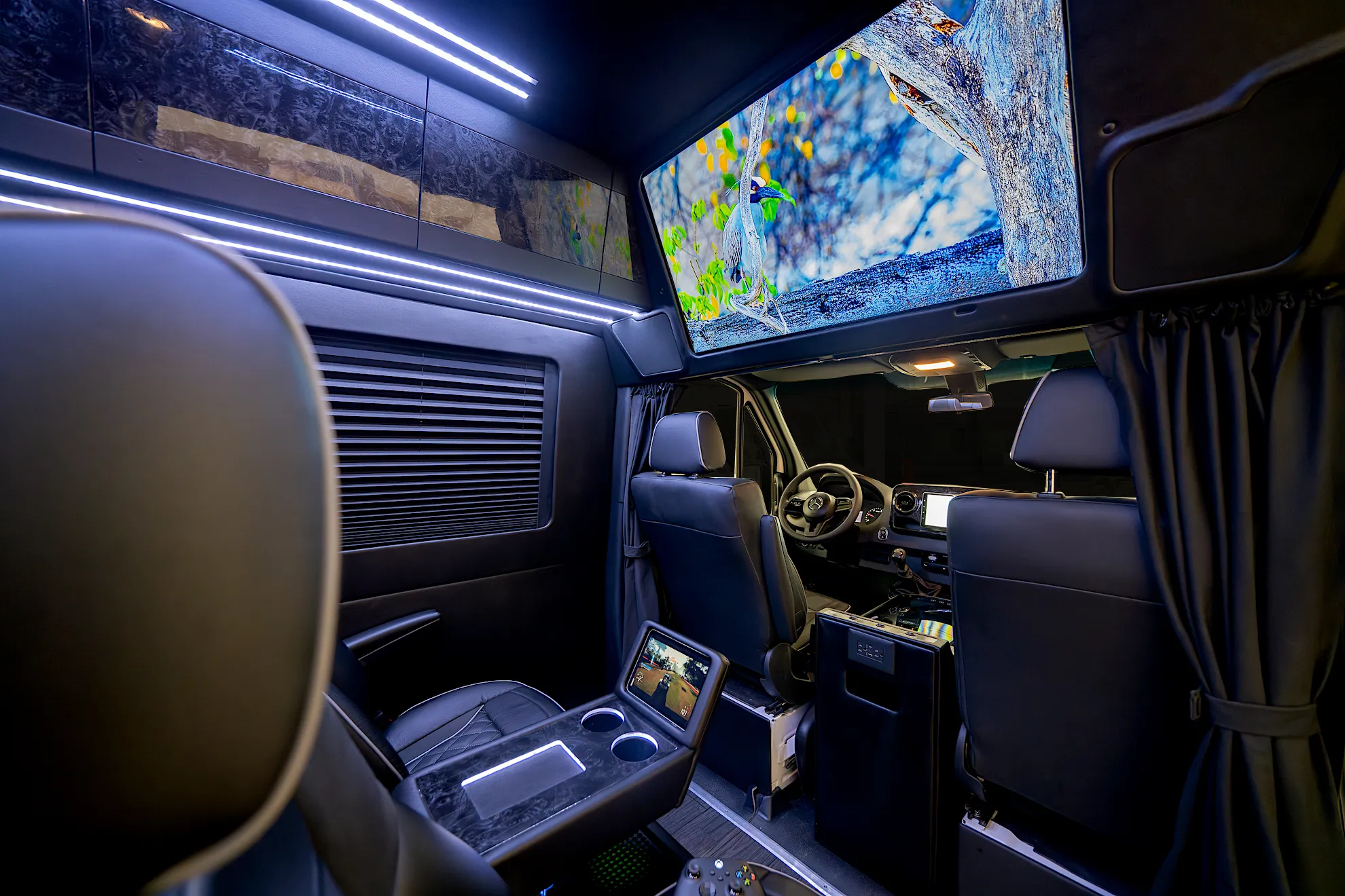 ROYAL VAN – DISEÑOS HECHOS POR ARTISTAS EN VANS DE LUJO.